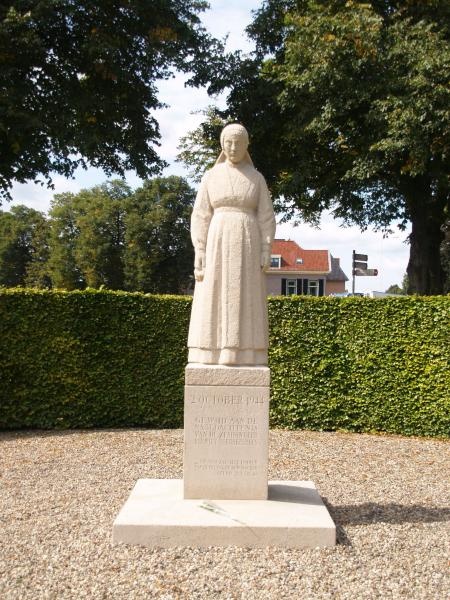 Monument “de Vrouw van Putten”keert terug op haar sokkel